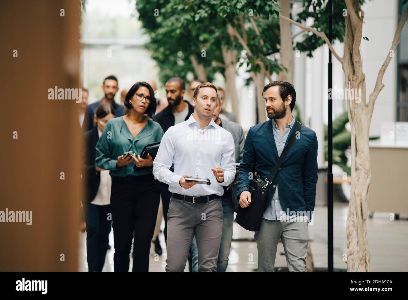 Office worker outside walking mature hi-res stock photography and ...