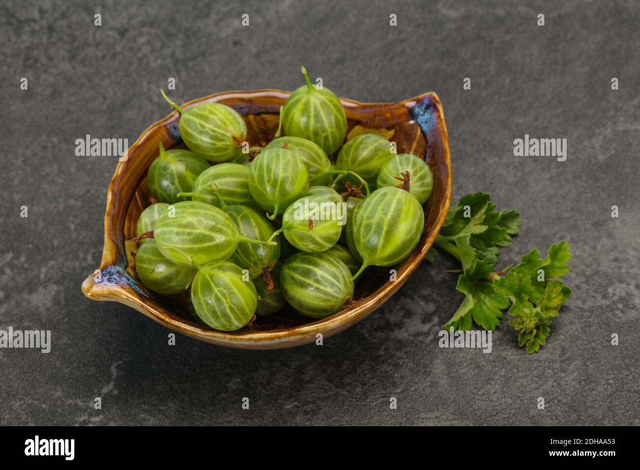 Fresh ripe green sweet gooseberry with leaf Stock Photo - Alamy