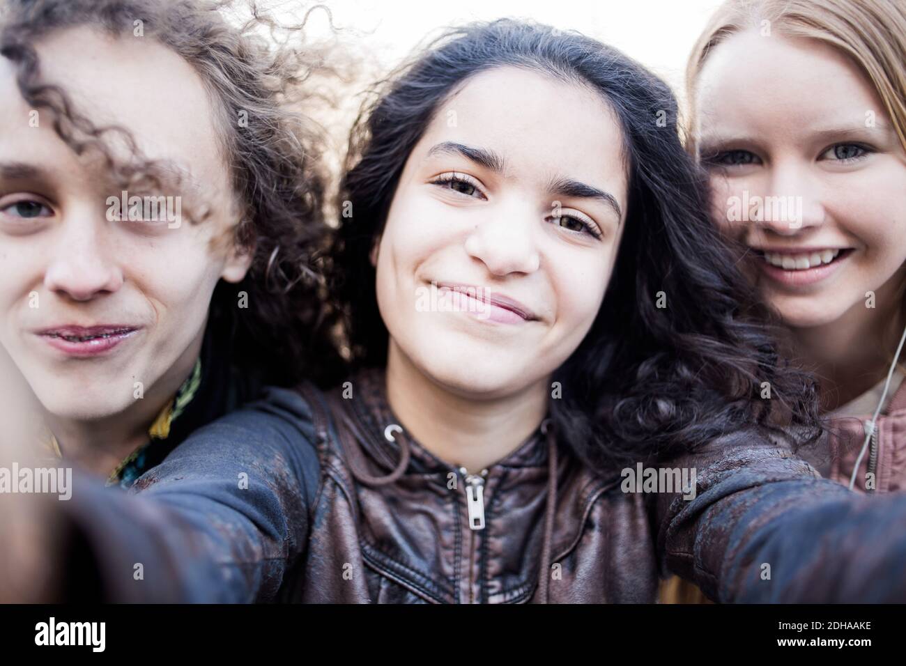 Portrait of smiling friends Stock Photo - Alamy