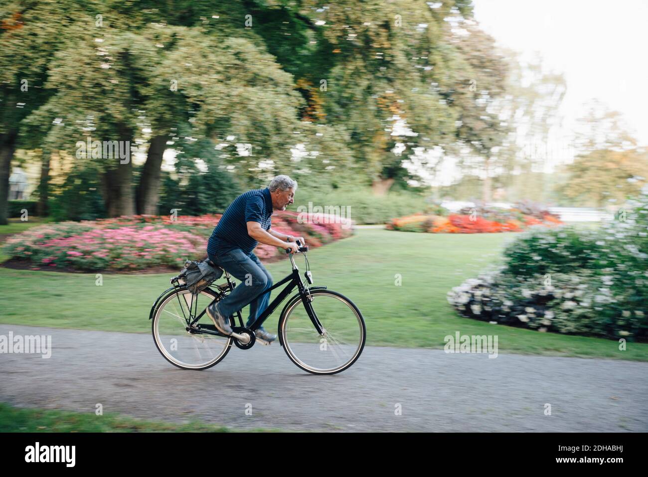 Man riding bicycle side view hi-res stock photography and images - Alamy