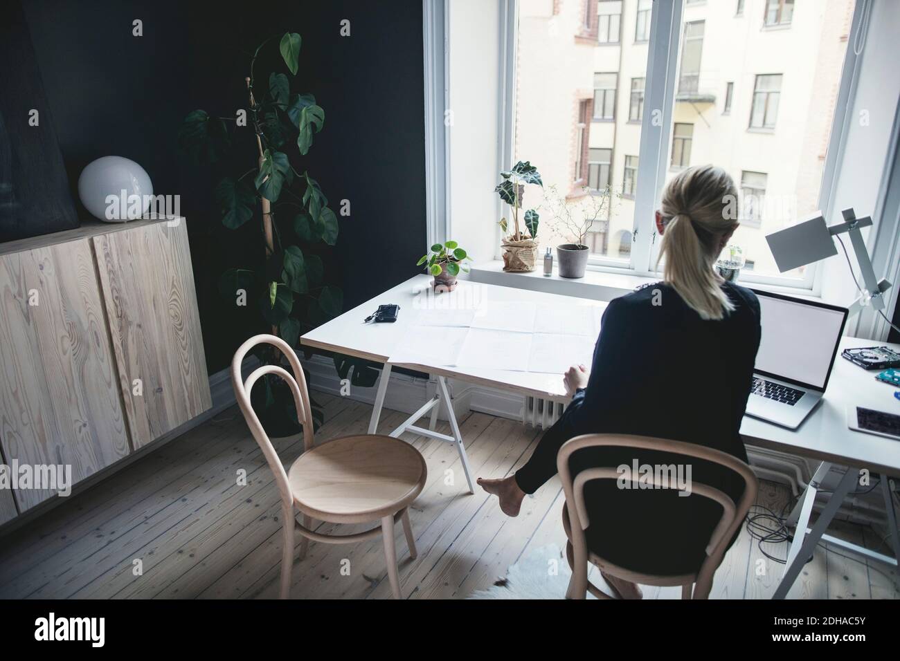 Businesswoman working interior hi-res stock photography and images - Alamy