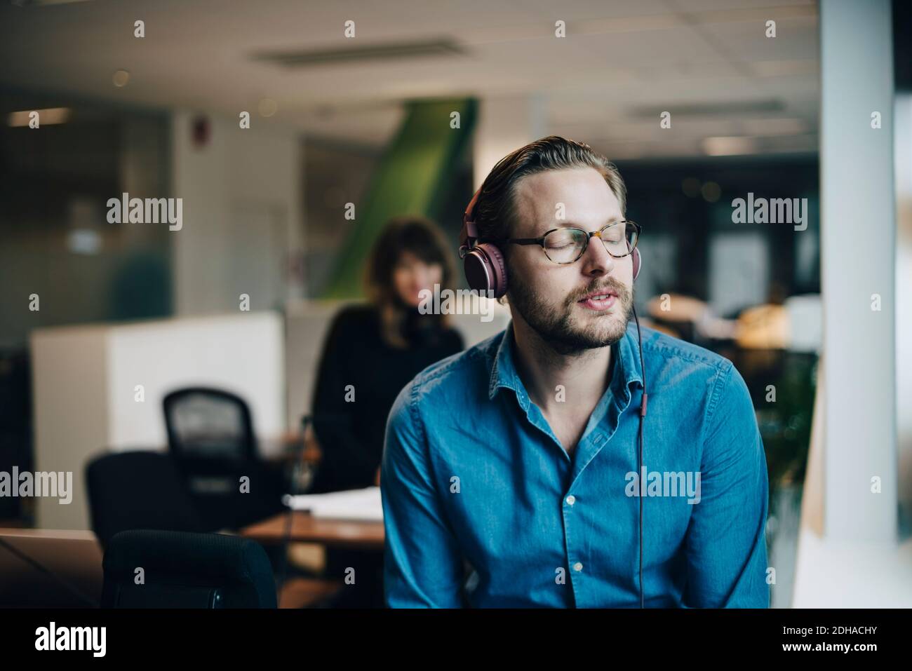 Executive listening to headphones hi-res stock photography and images ...