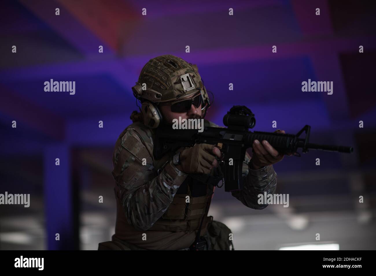 Modern warfare soldier in urban environment battlefield Stock Photo - Alamy