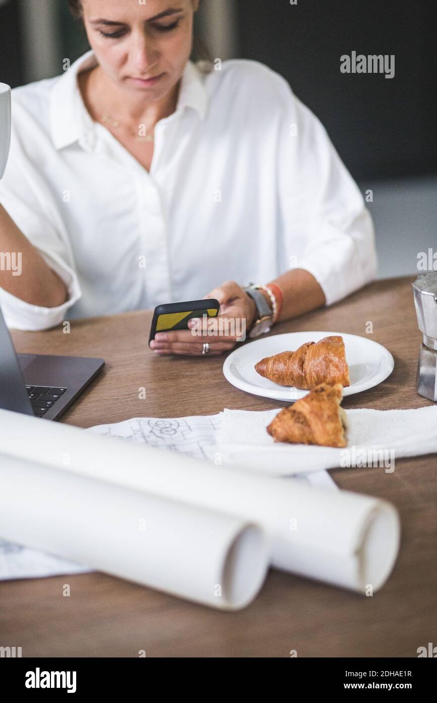 Freelancer female sitting table hi-res stock photography and images - Alamy