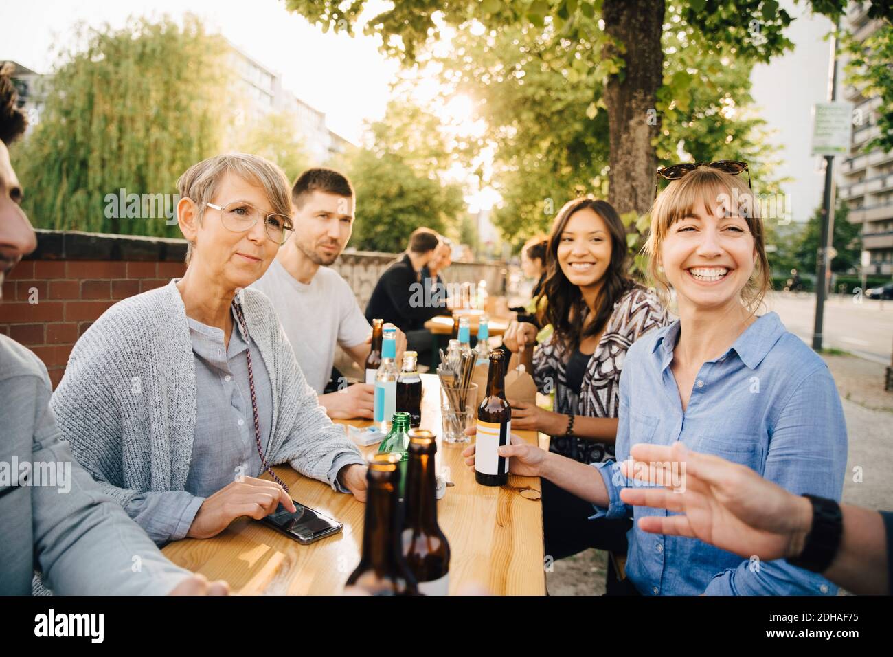 People sitting table drinking beer hi-res stock photography and images ...