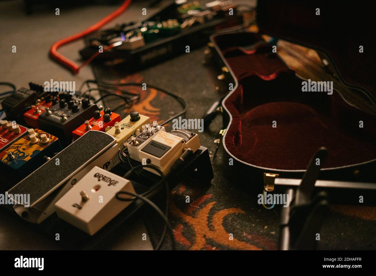 Electric Guitar Pedalboard during a rehearsal Stock Photo - Alamy