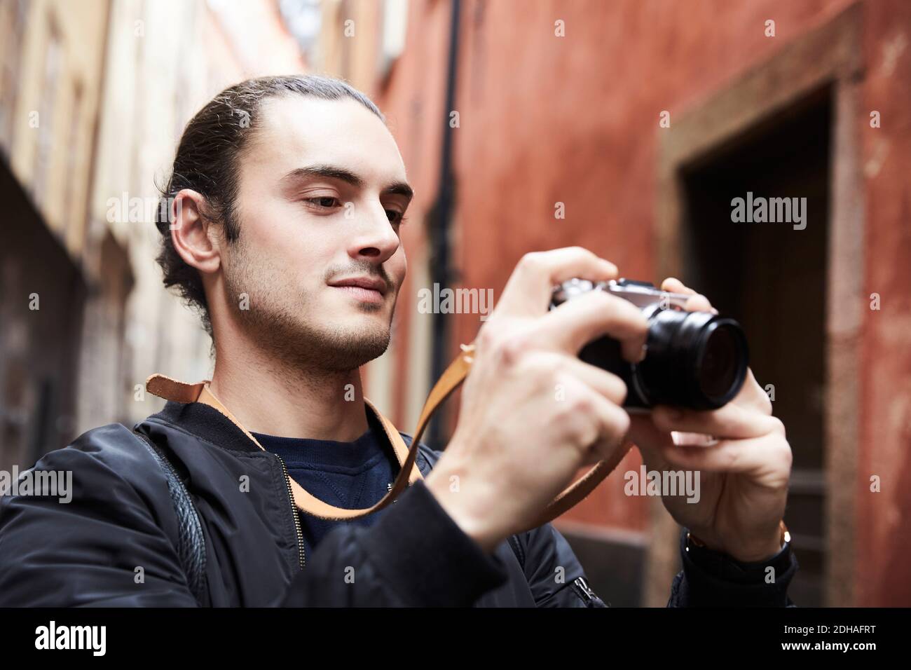 Man looking camera close hi-res stock photography and images - Alamy