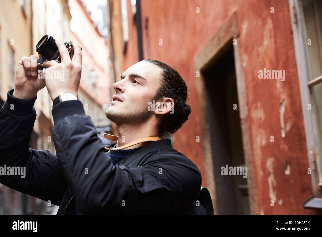 Man photographed camera hi-res stock photography and images - Alamy