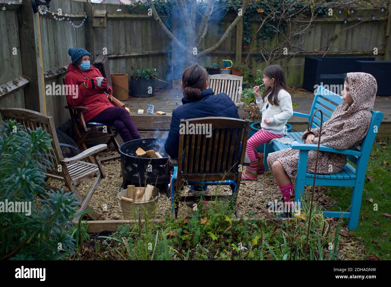 Family around a firepit hi-res stock photography and images - Alamy