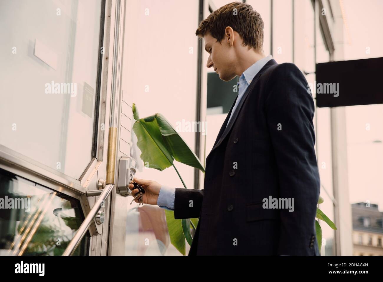 Open door businessman hi-res stock photography and images - Alamy