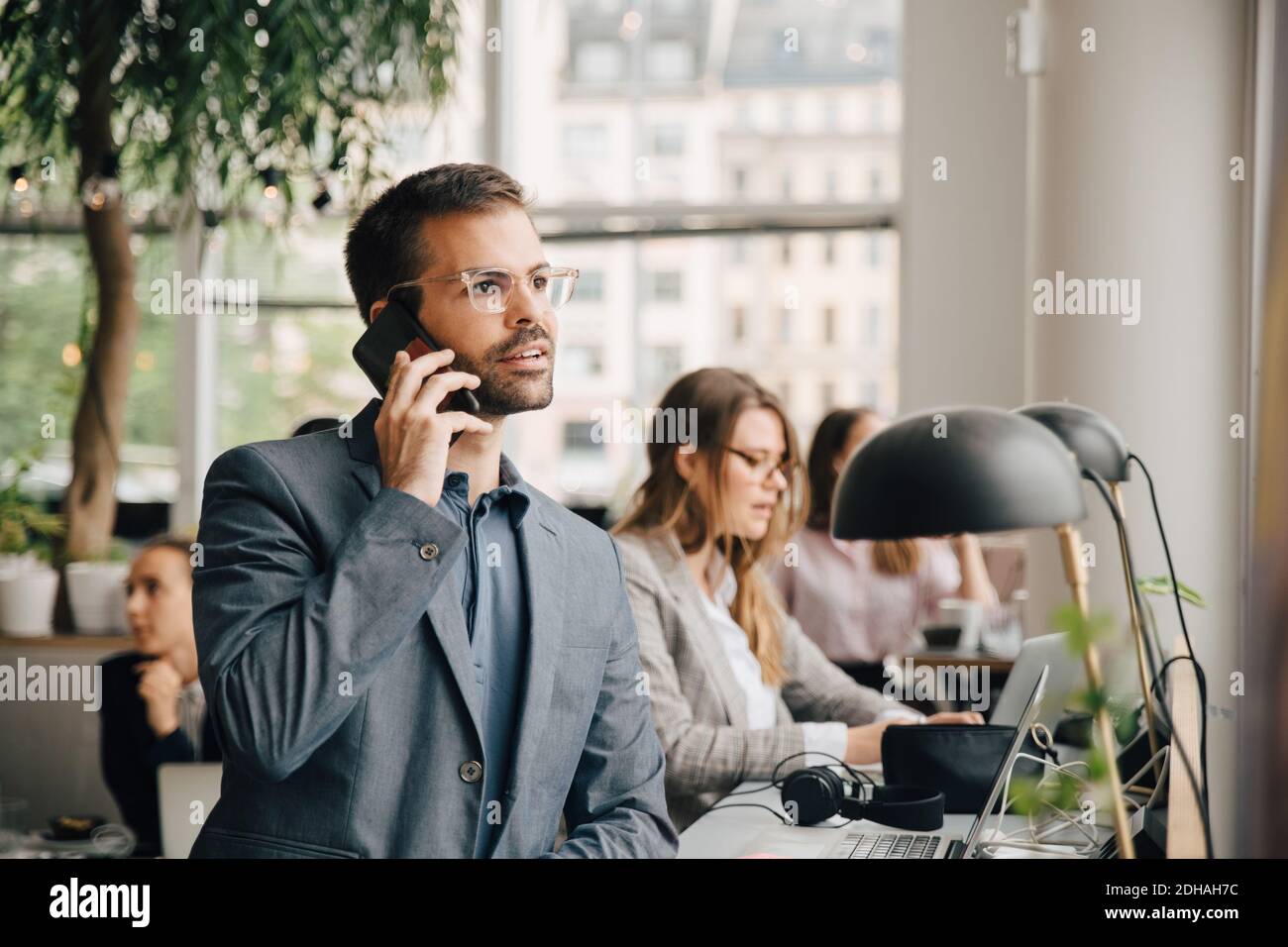 Women talking to employee desk hi-res stock photography and images - Alamy