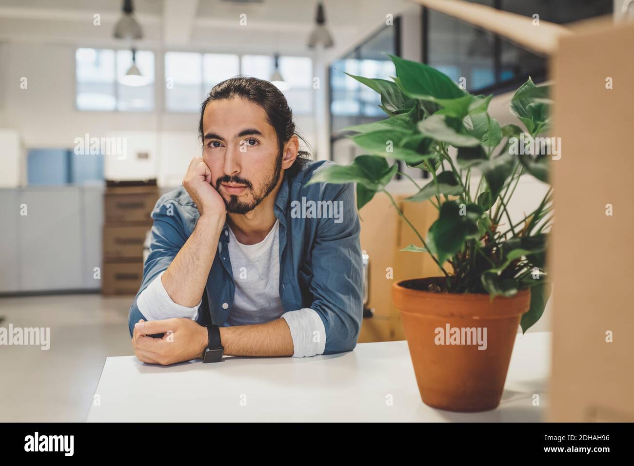 Chin table hi-res stock photography and images - Alamy