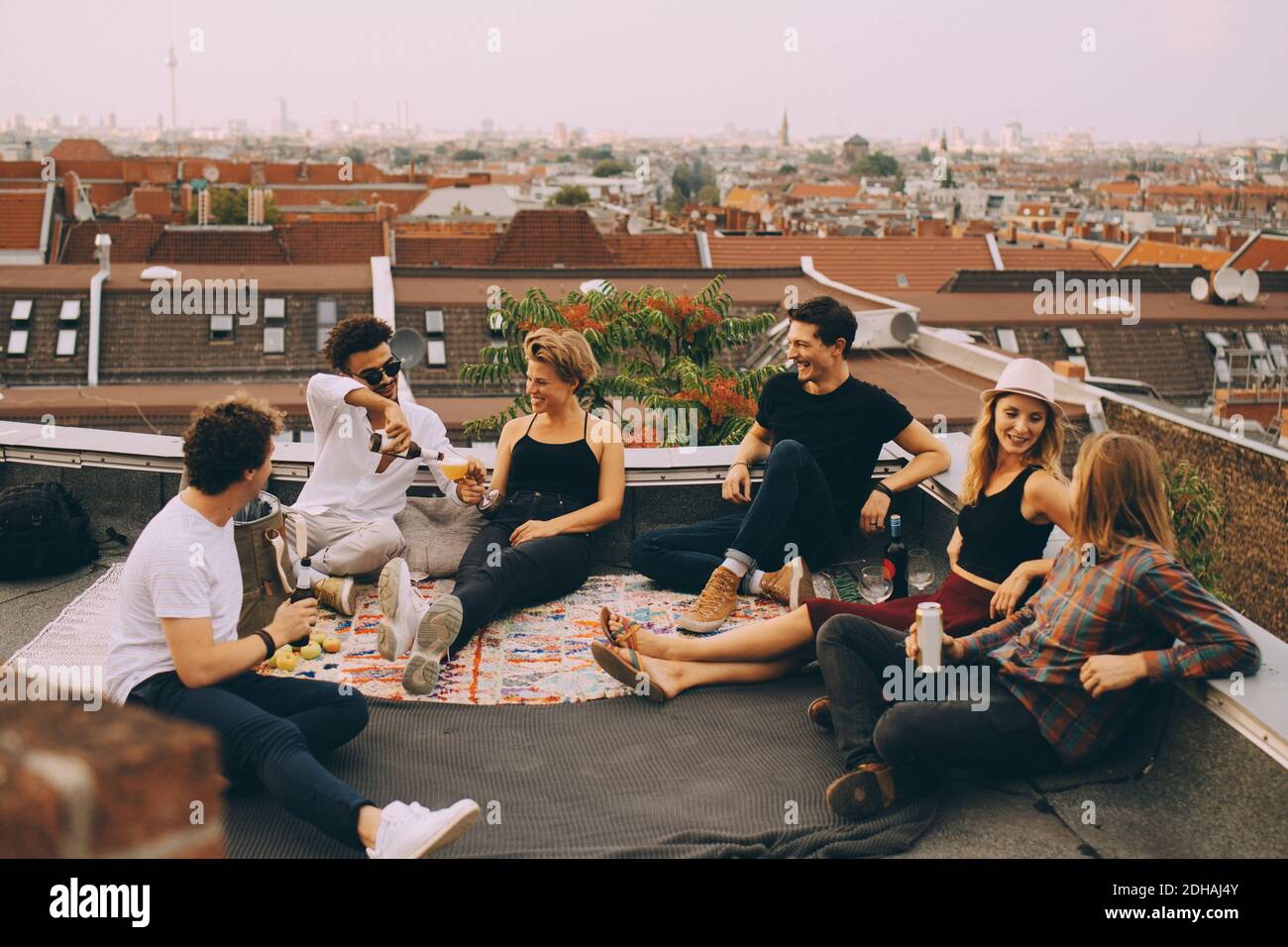 Rooftop party hi-res stock photography and images - Alamy