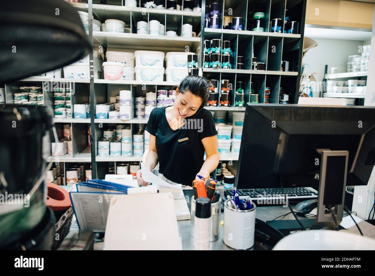 Mobile store employee hi-res stock photography and images - Alamy