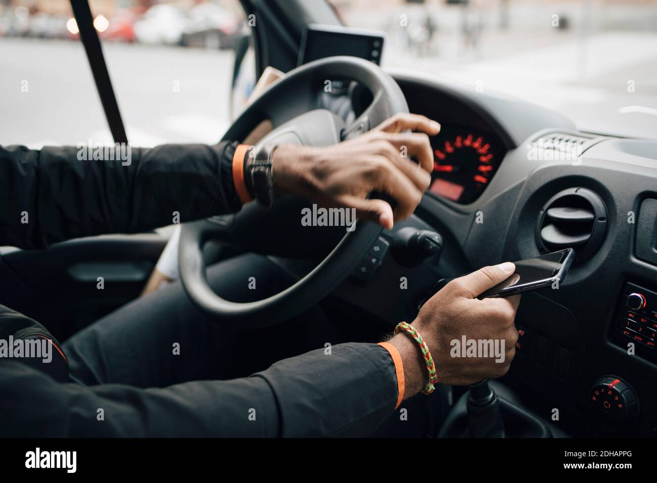 Delivery driver with device hi-res stock photography and images - Alamy