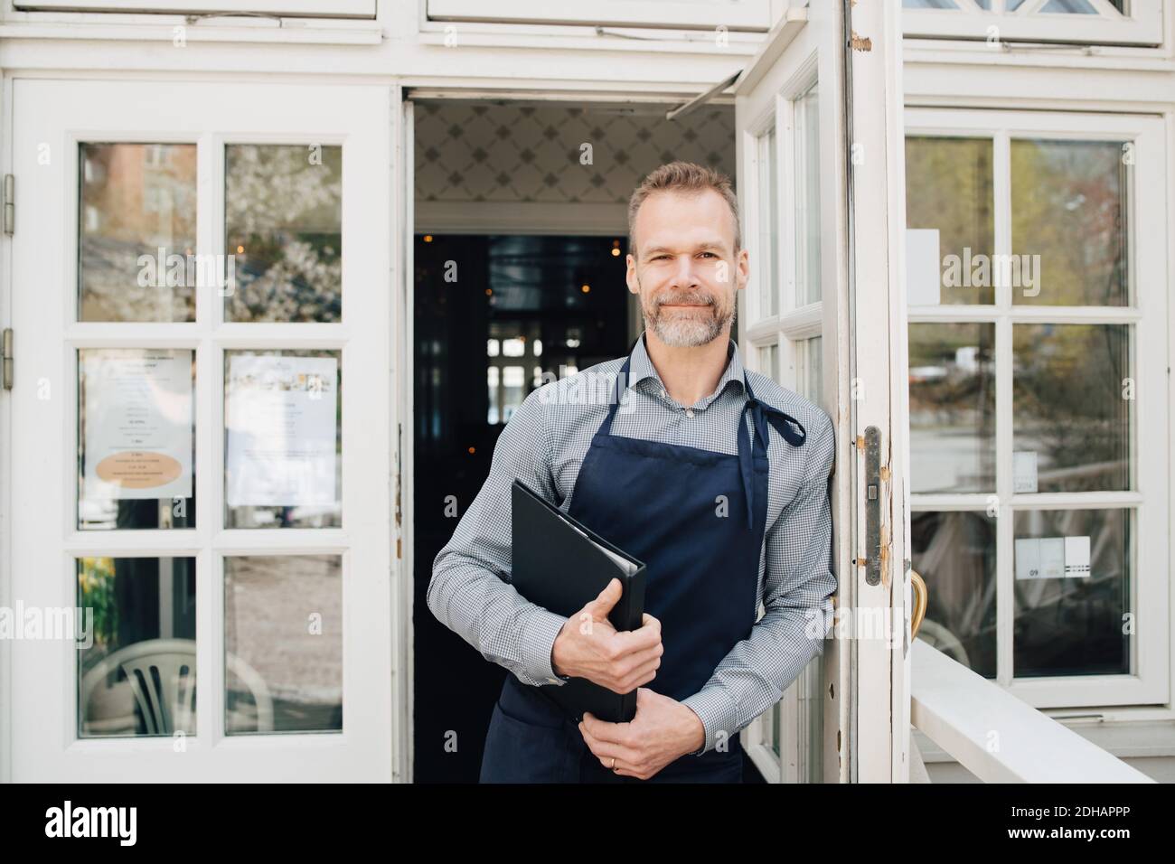 Door of restaurant hi-res stock photography and images - Alamy