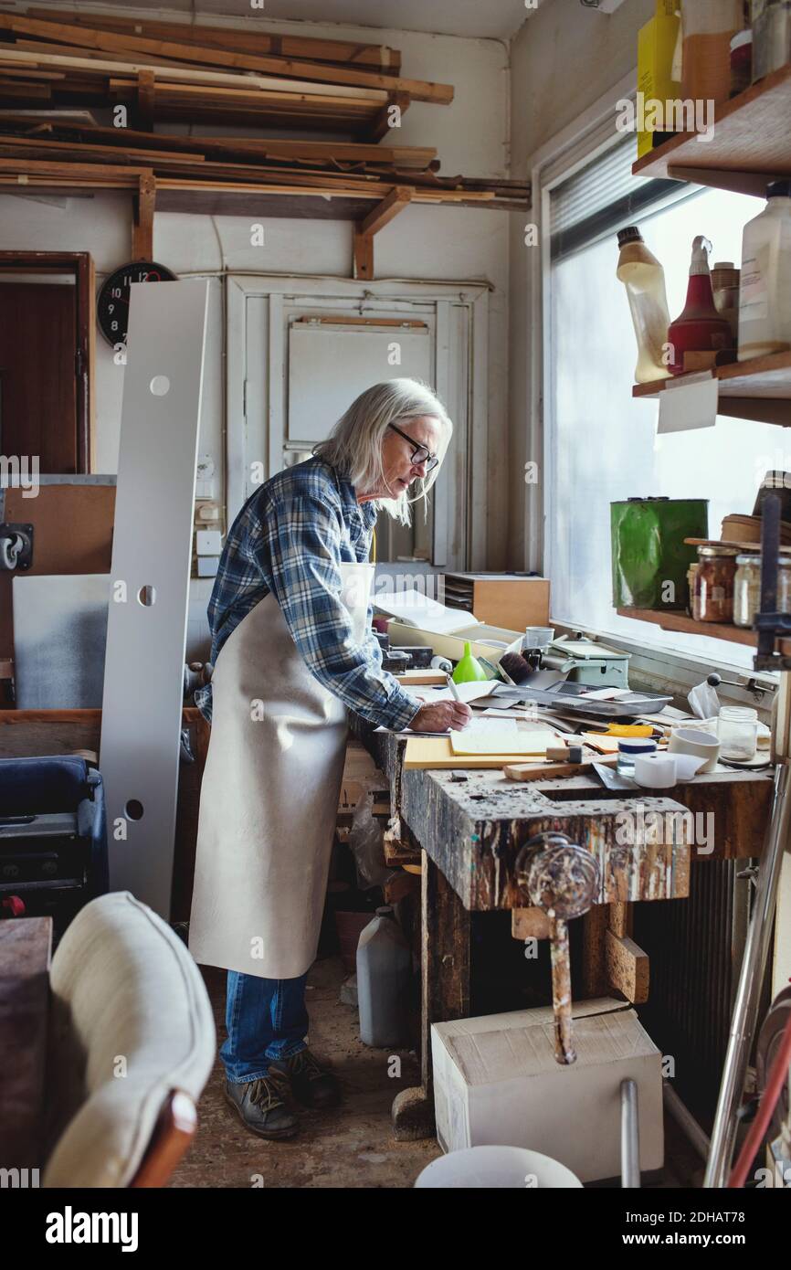 Messy table hi-res stock photography and images - Alamy