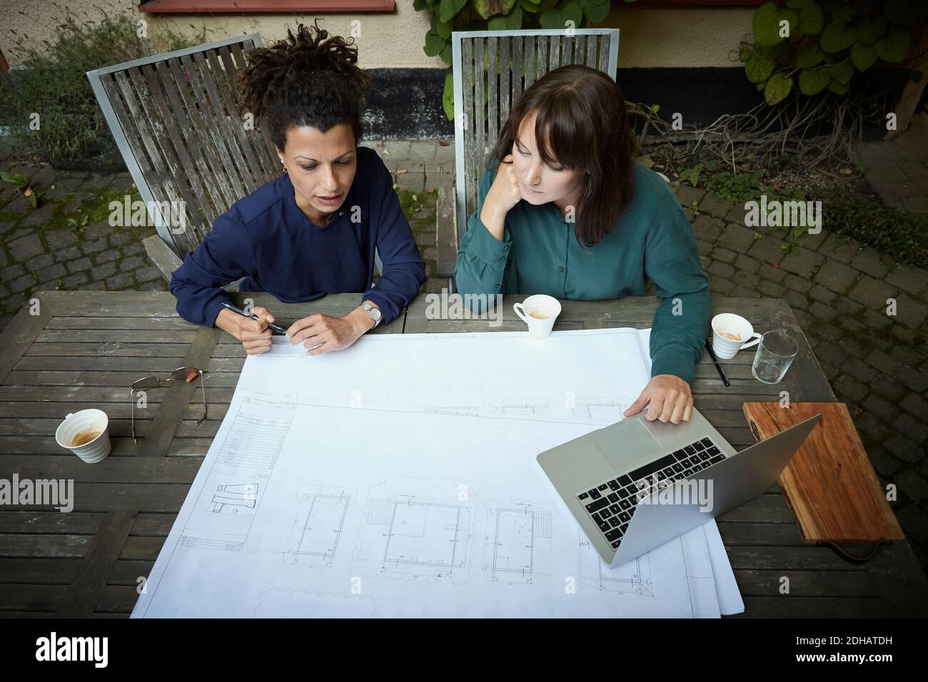 Back view engineer in construction hi-res stock photography and images ...