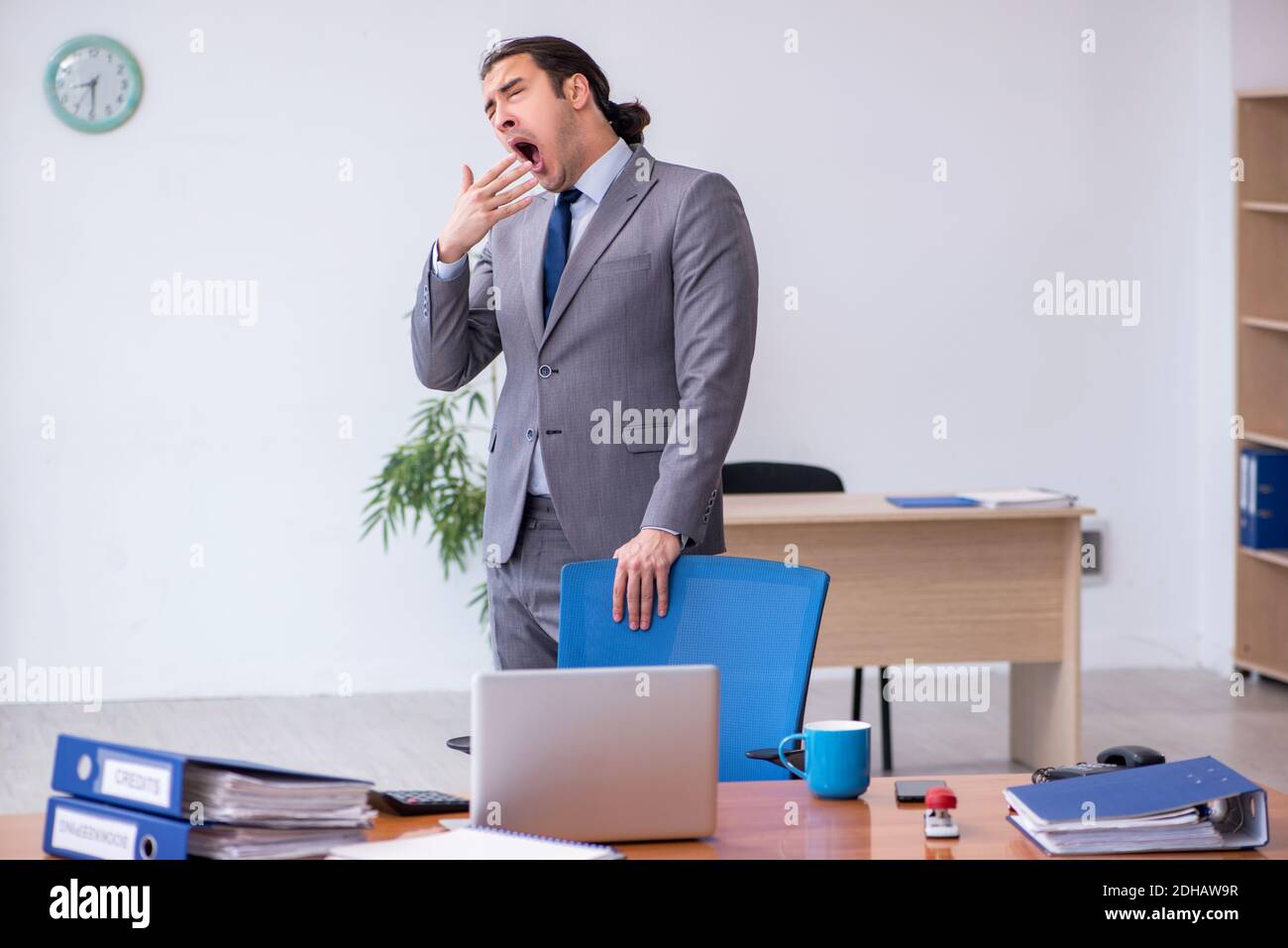 Man yawning desk suit hi-res stock photography and images - Alamy
