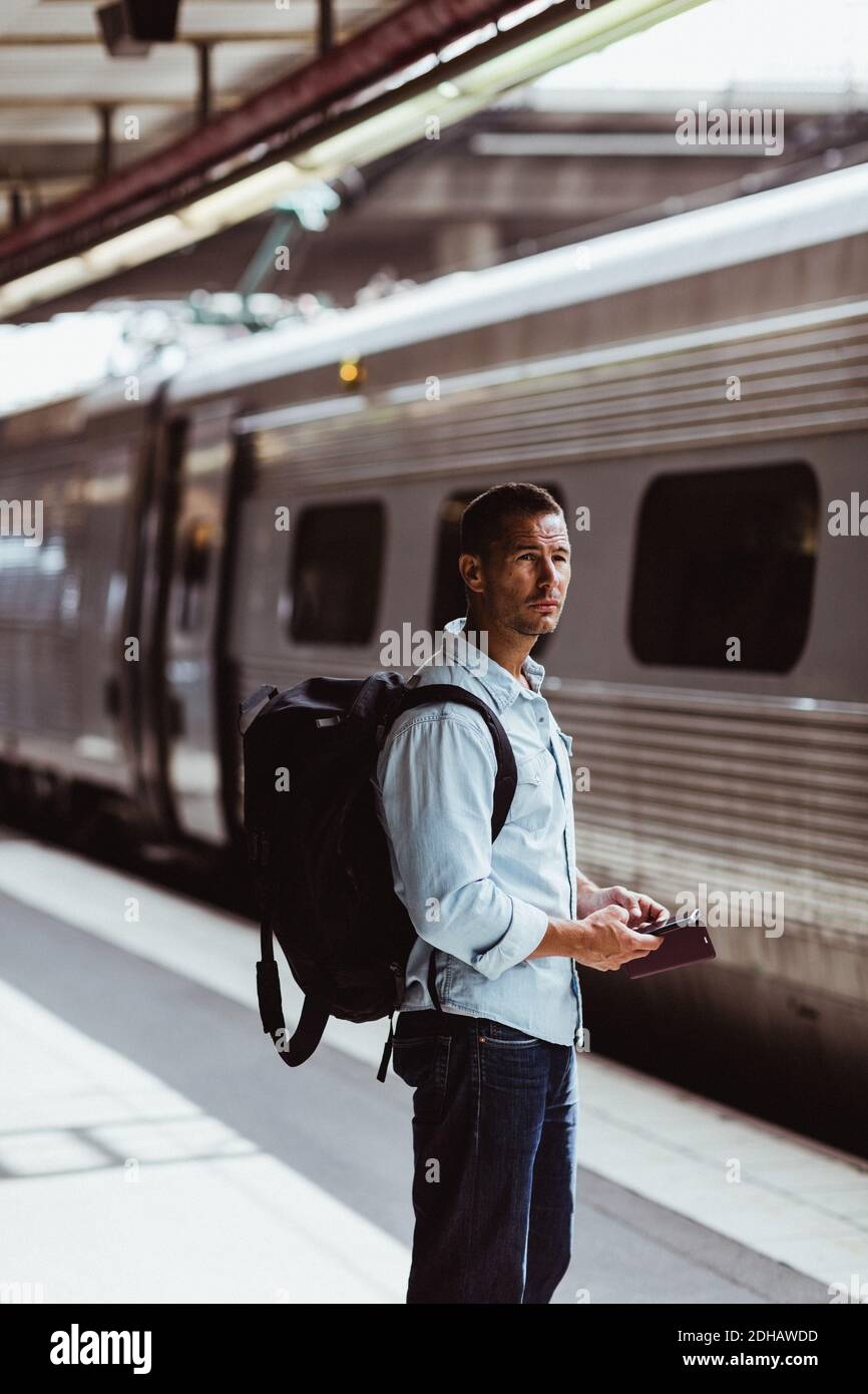 Mid day train platform hi-res stock photography and images - Alamy