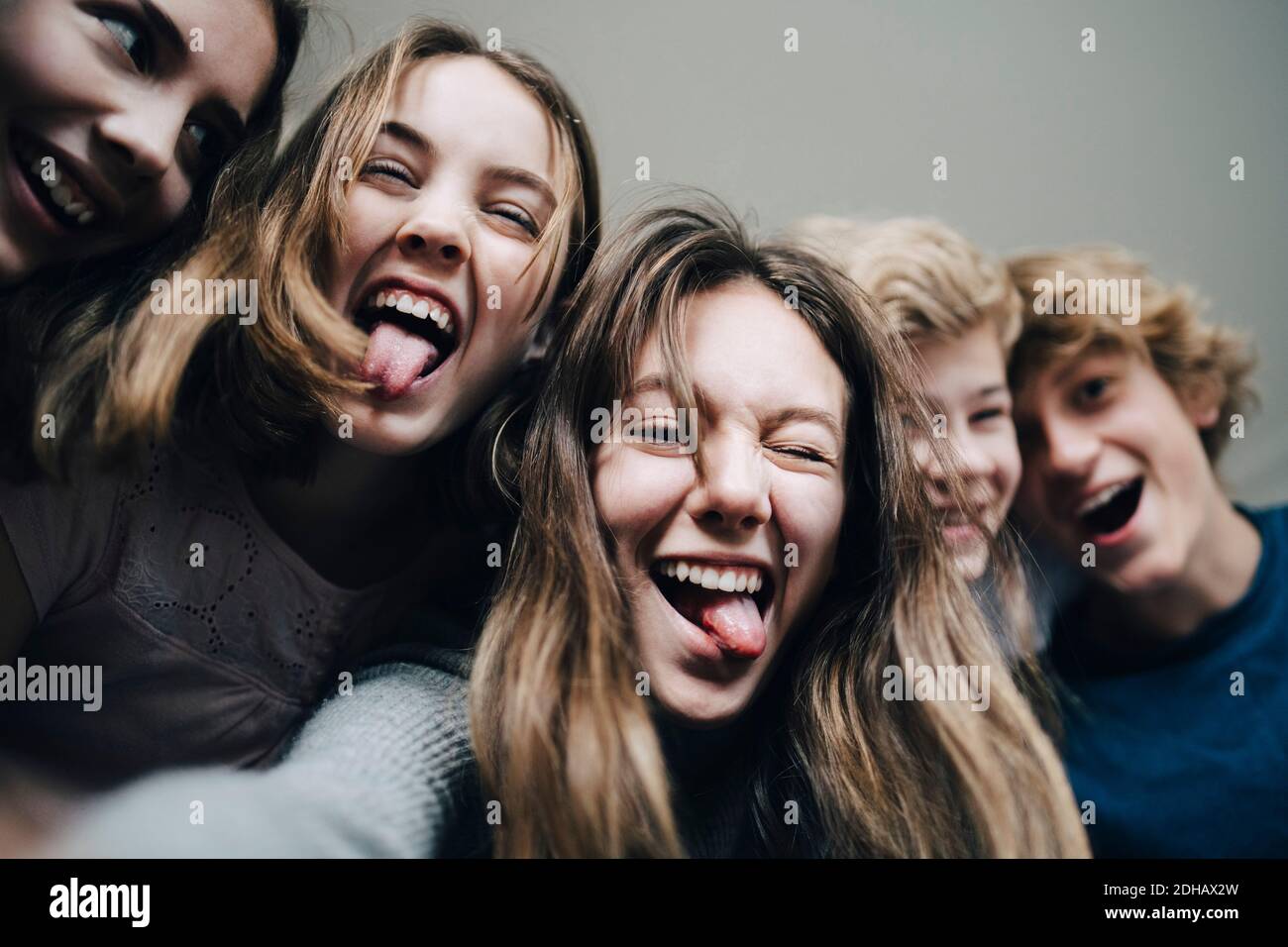 Girls friends 12 13 years hi-res stock photography and images - Alamy