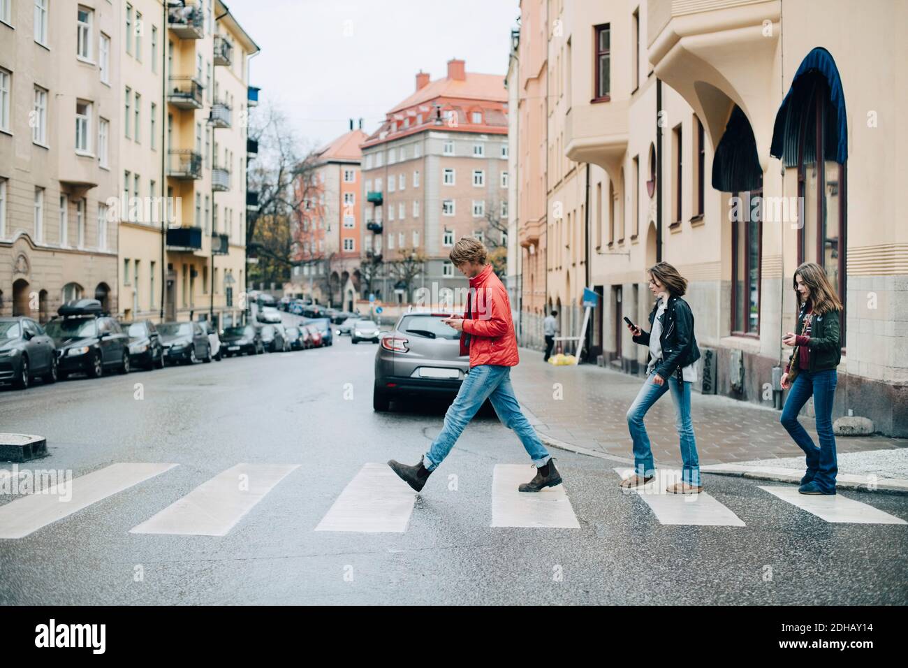 Car side profile building hi-res stock photography and images - Alamy