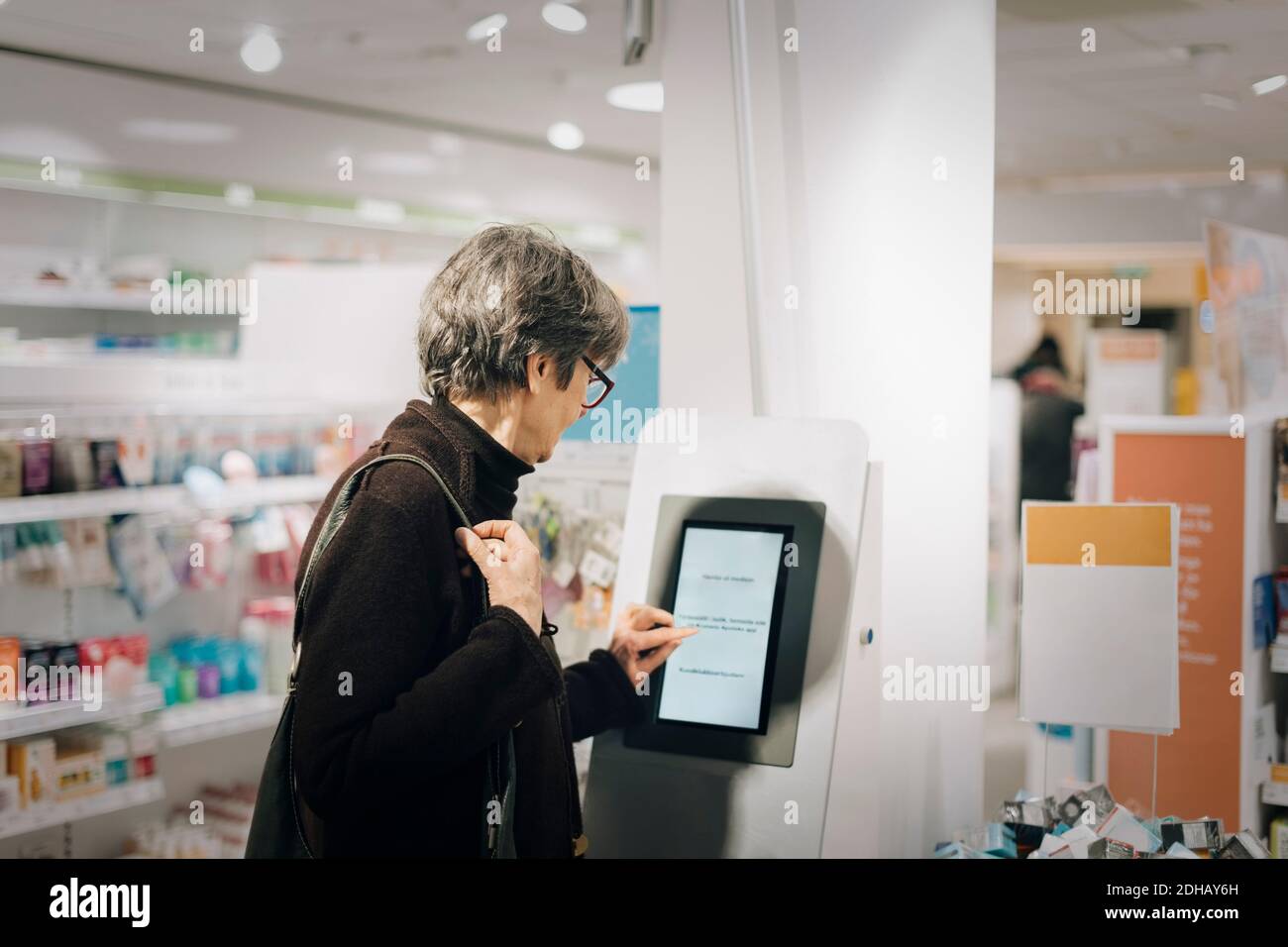 Using kiosk touch screen hi-res stock photography and images - Alamy