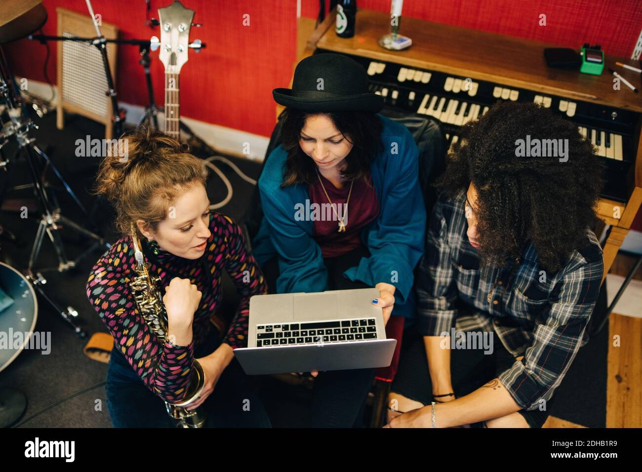 Male 20 guitar High Resolution Stock Photography and Images - Alamy