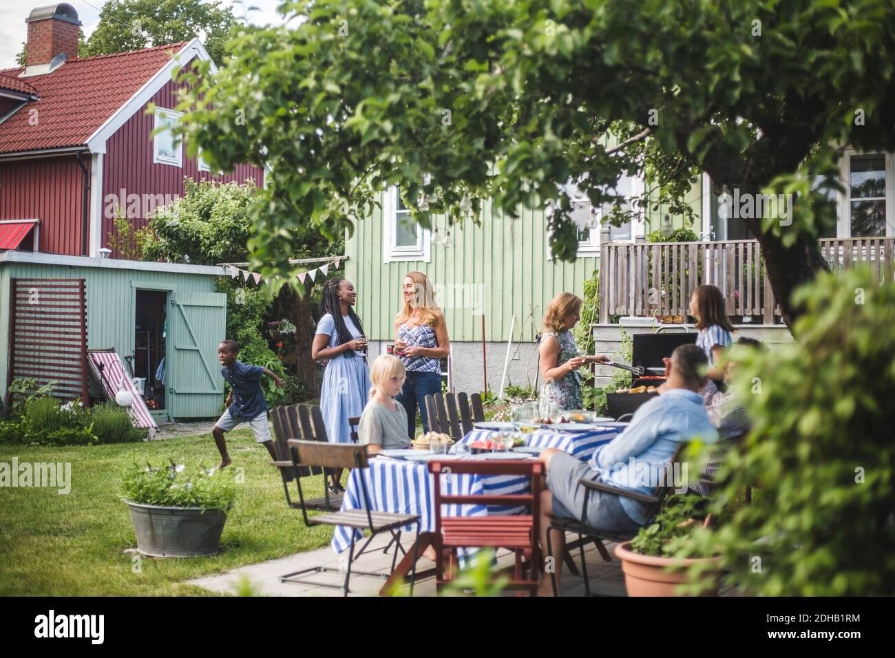 Barbeque garden party hi-res stock photography and images - Alamy