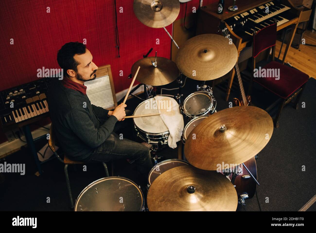Man playing drum hi-res stock photography and images - Alamy