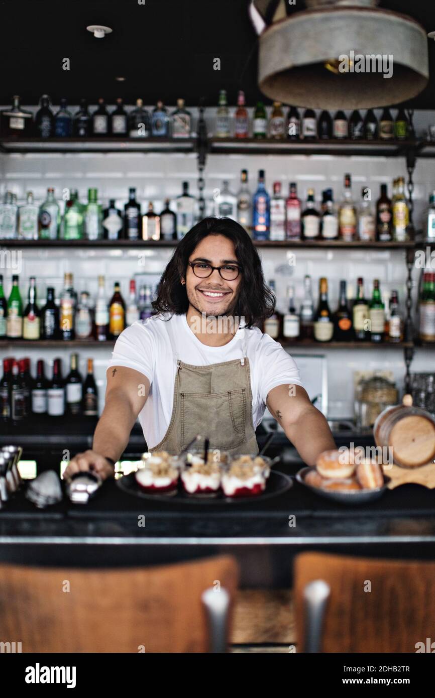 Young men at bar counter hi-res stock photography and images - Alamy
