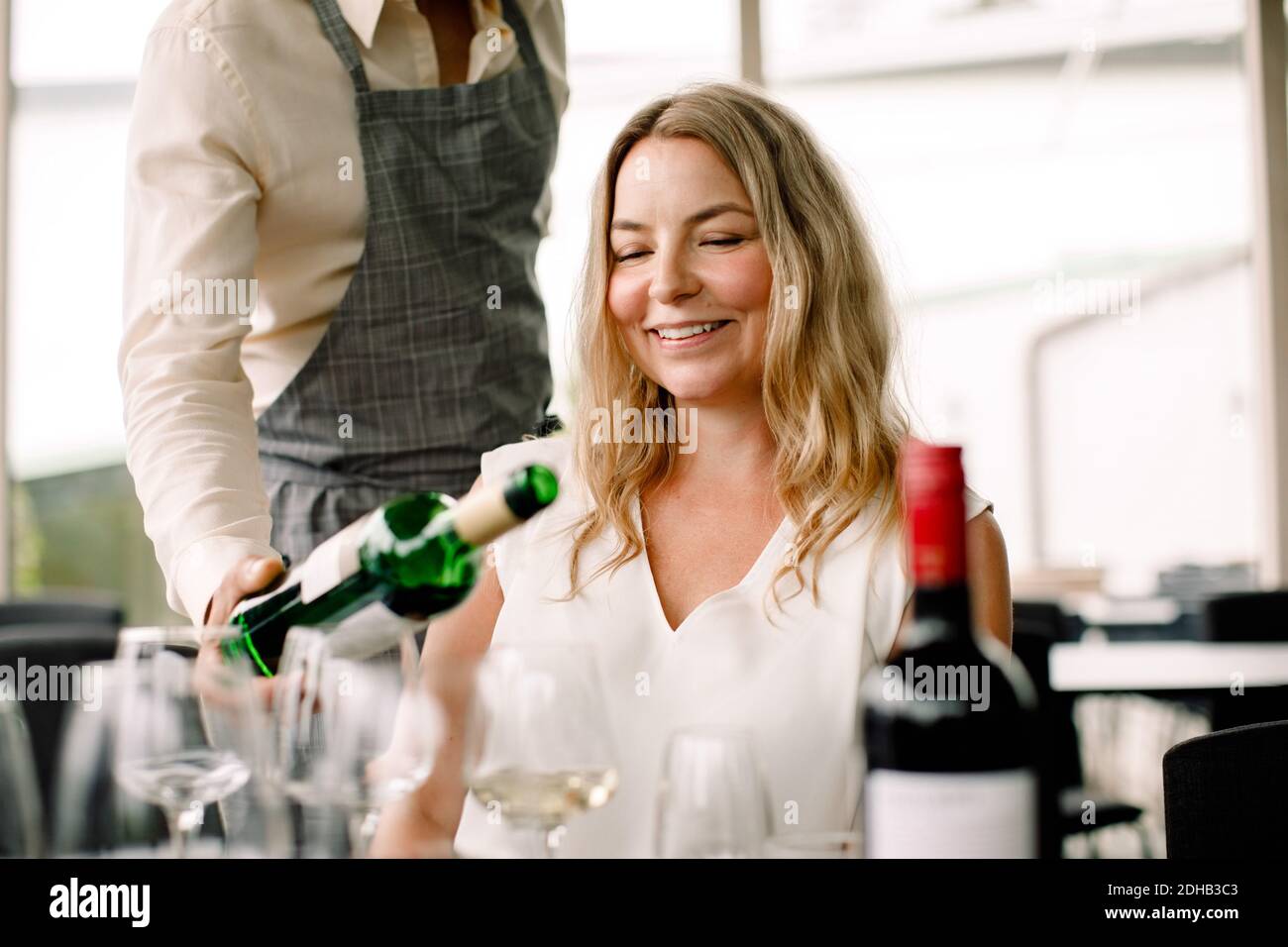 Person serving wine hi-res stock photography and images - Alamy
