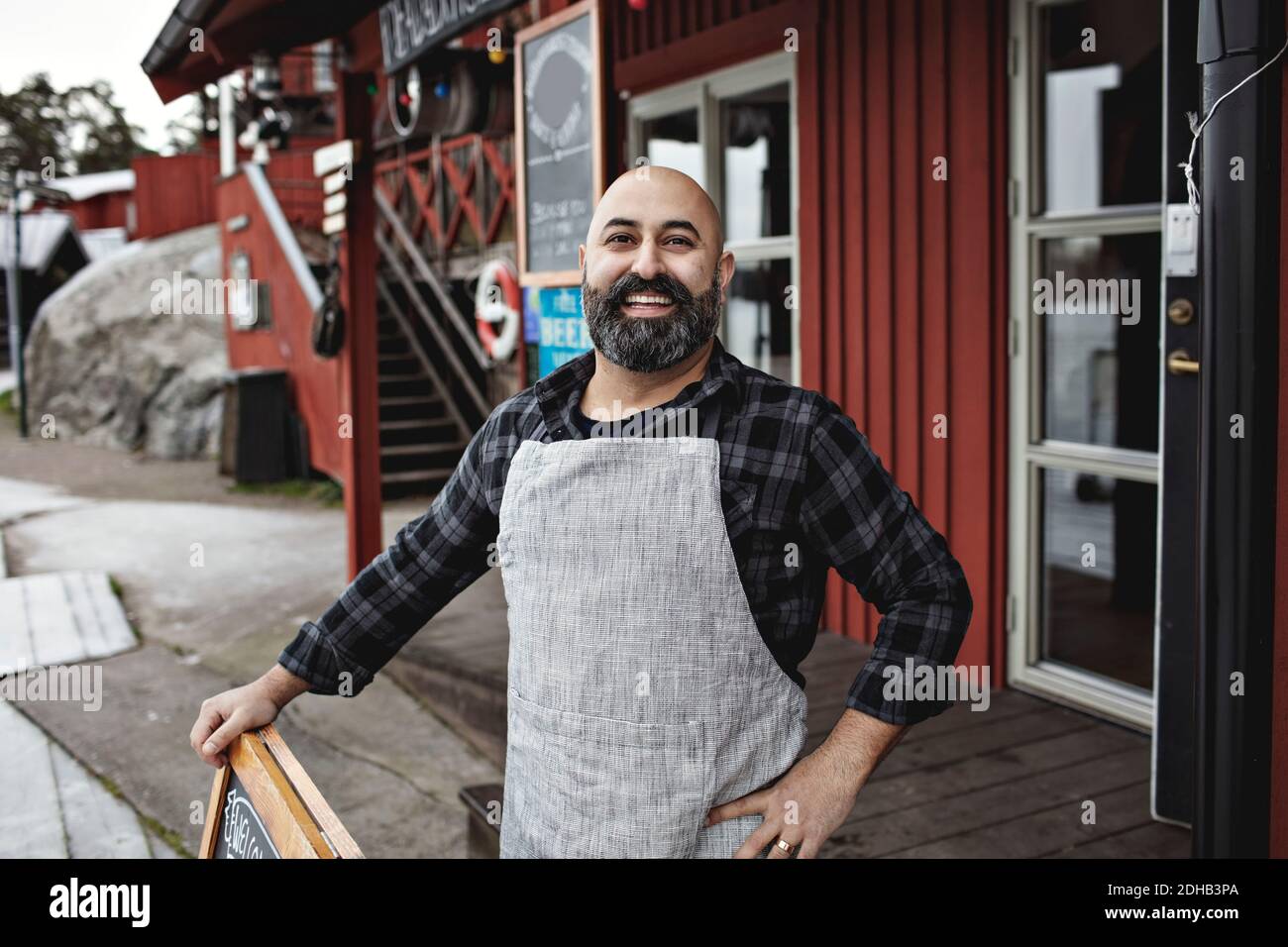 Smiling worker hi-res stock photography and images - Alamy