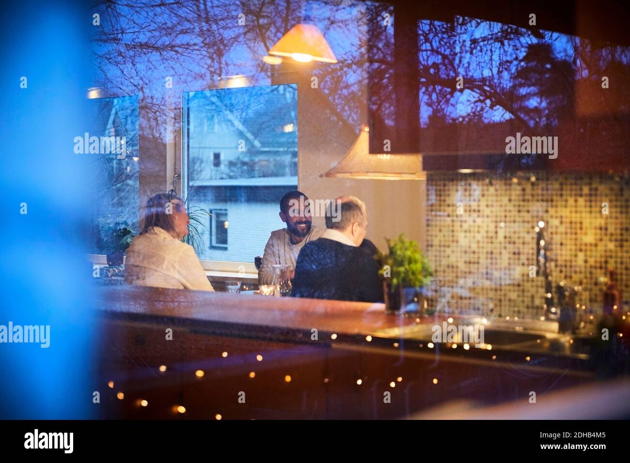 Family seen through window hi-res stock photography and images - Alamy
