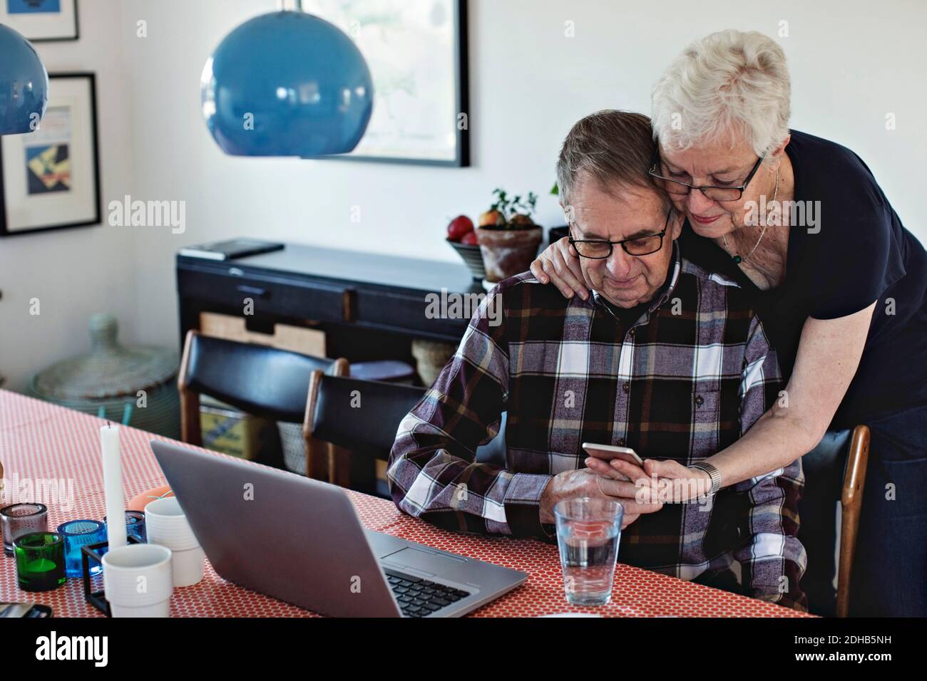 Smart phone sharing hi-res stock photography and images - Alamy