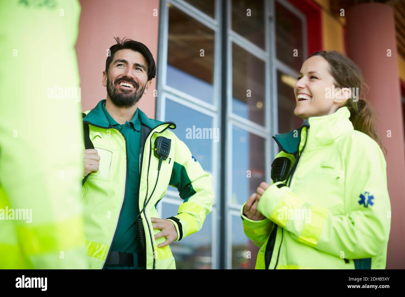 Paramedics talking by ambulance hi-res stock photography and images - Alamy