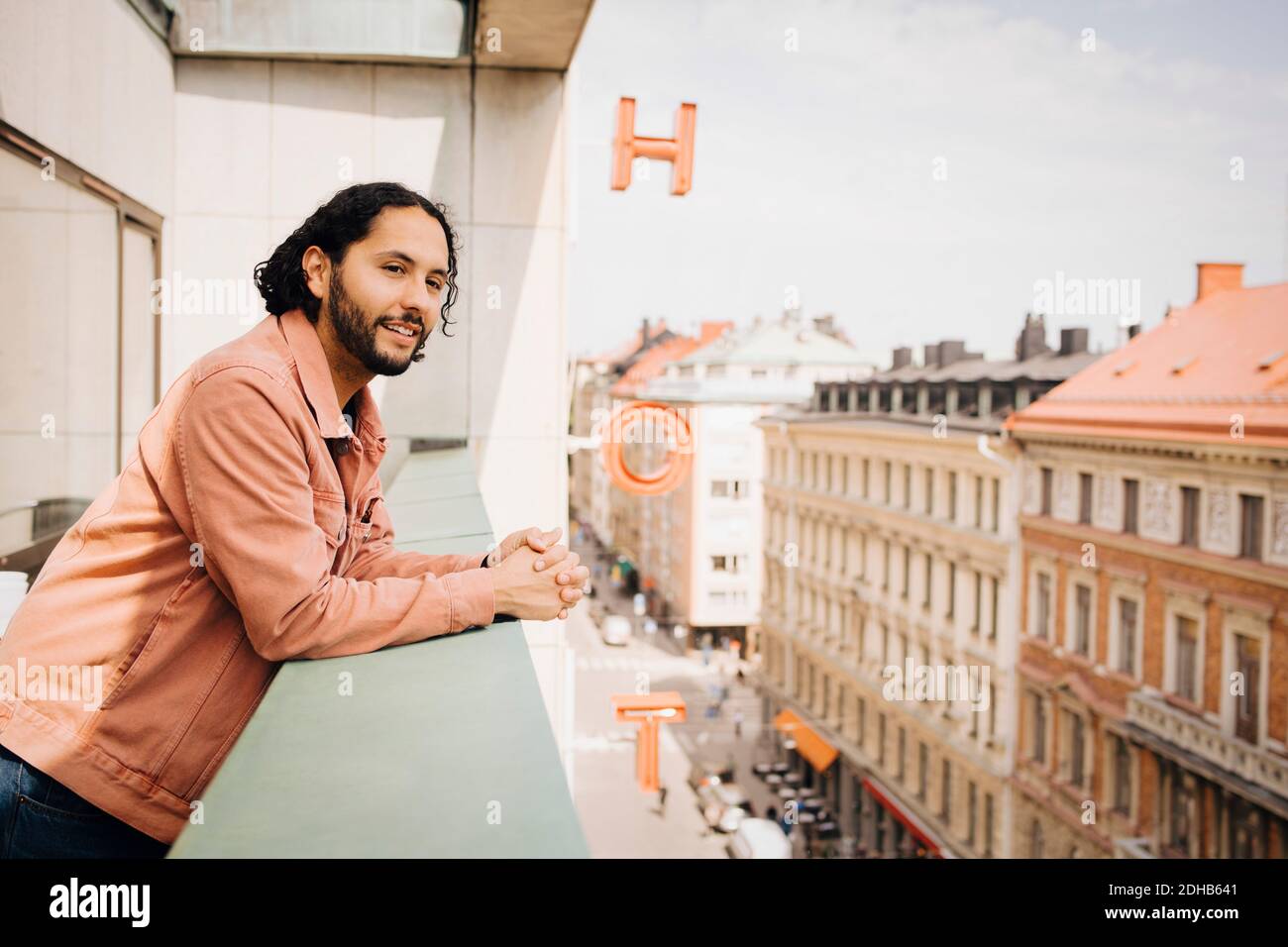 Man leaning on balcony hi-res stock photography and images - Alamy