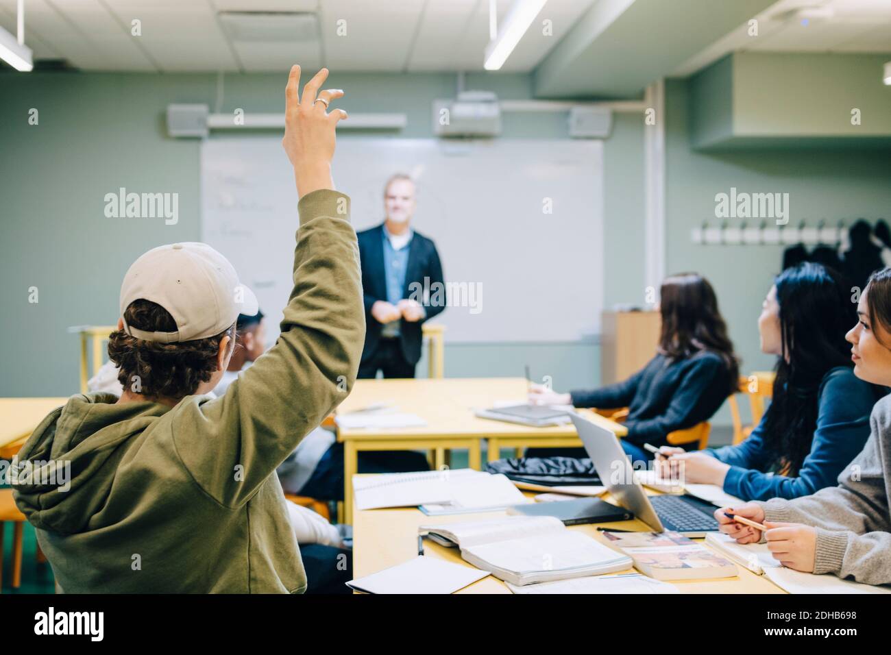 Teenage classroom listening hi-res stock photography and images - Alamy