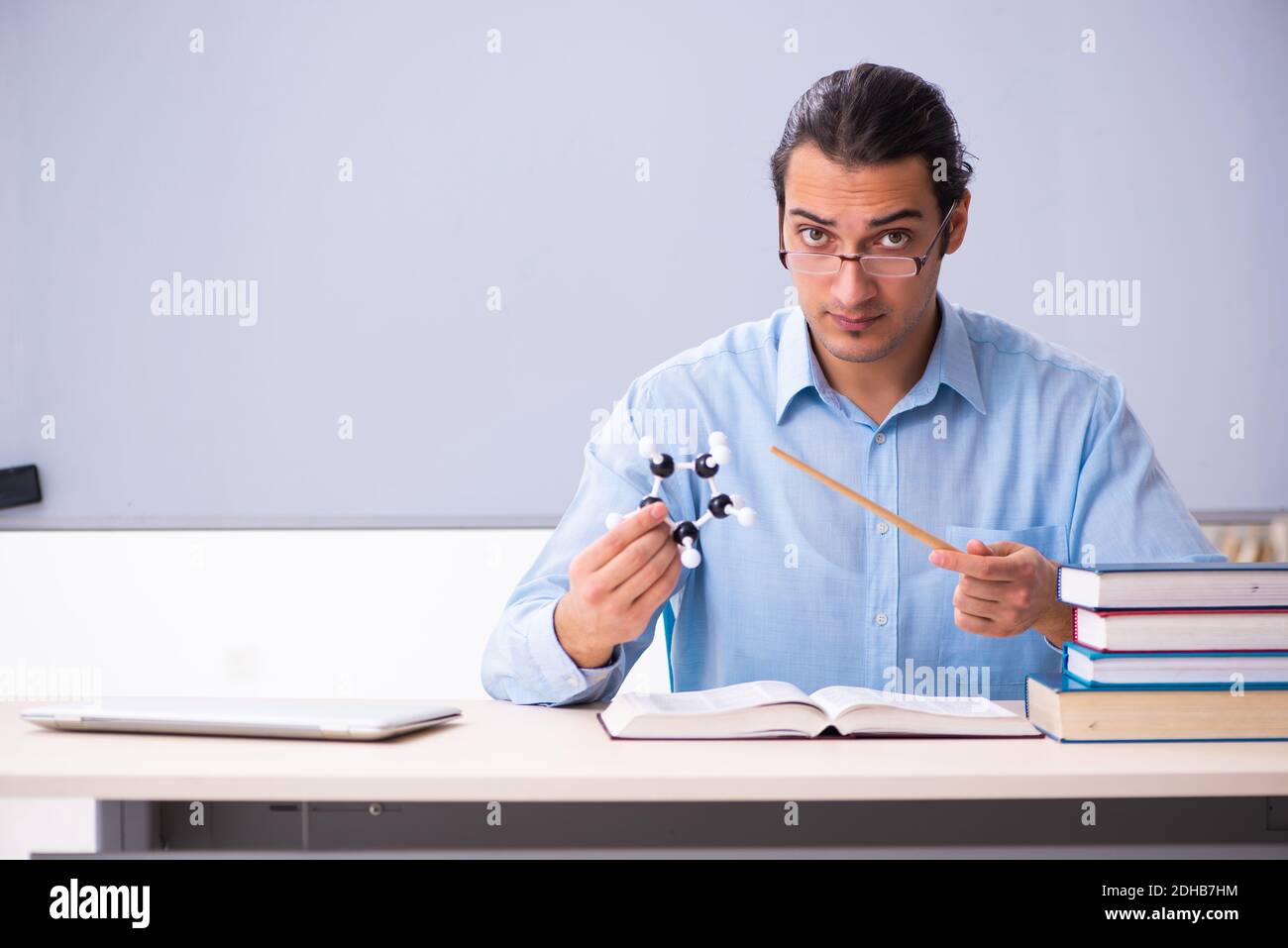 Physics teacher whiteboard hi-res stock photography and images - Alamy