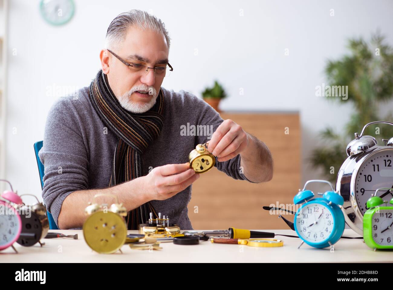 Old vintage clock mechanism working hi-res stock photography and images ...