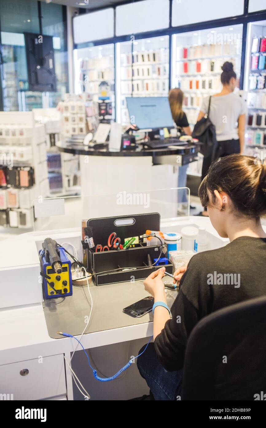 Customer service desk and store hi-res stock photography and images - Alamy