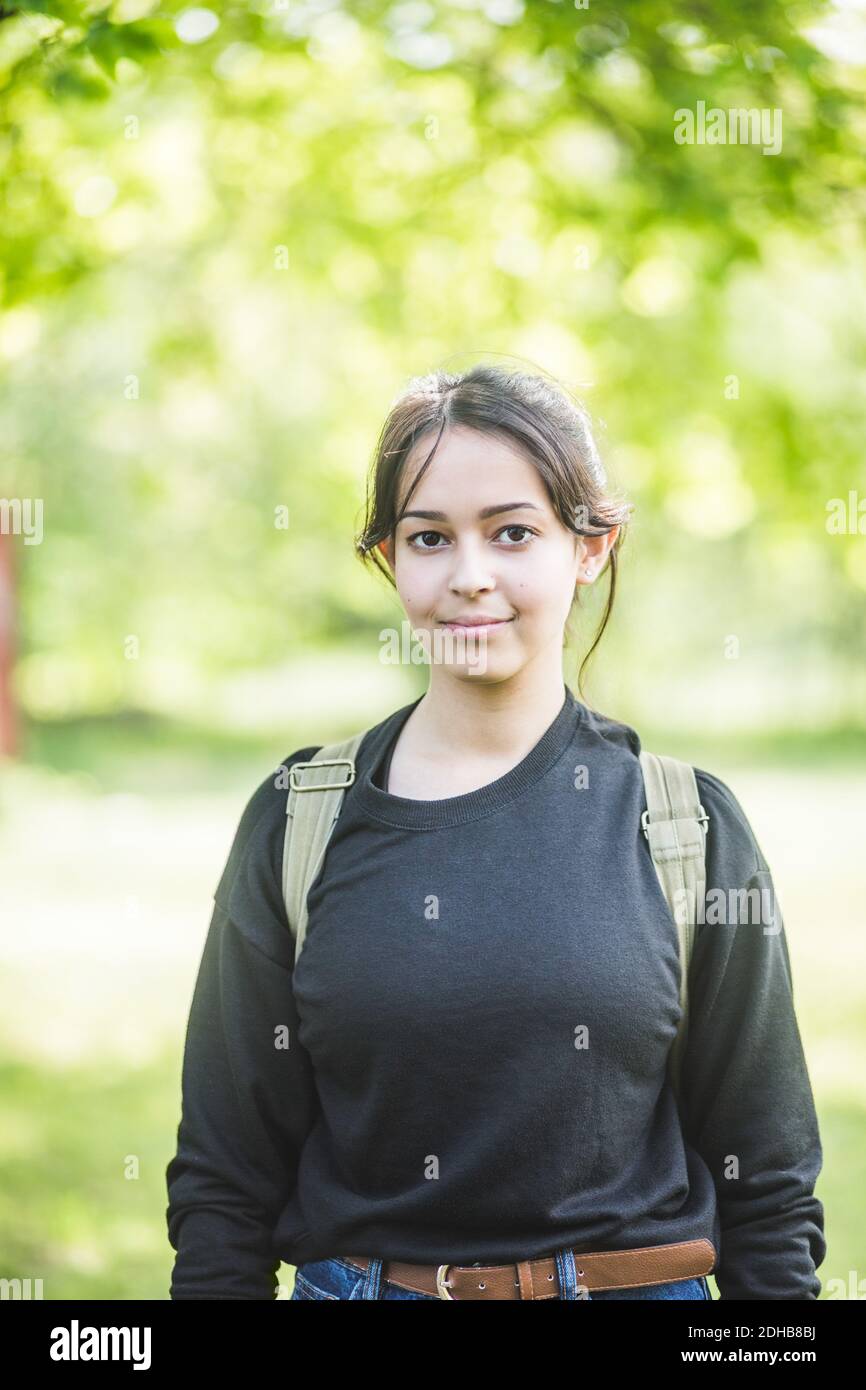 Young black woman standing outdoors hi-res stock photography and images ...