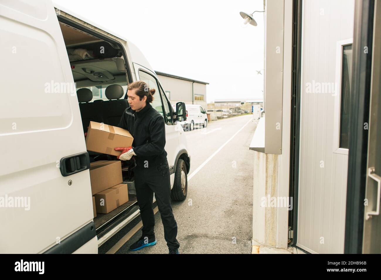 Worker unloading boxes hi-res stock photography and images - Alamy