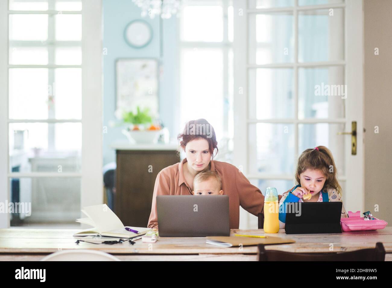 2 4 children home hi-res stock photography and images - Alamy