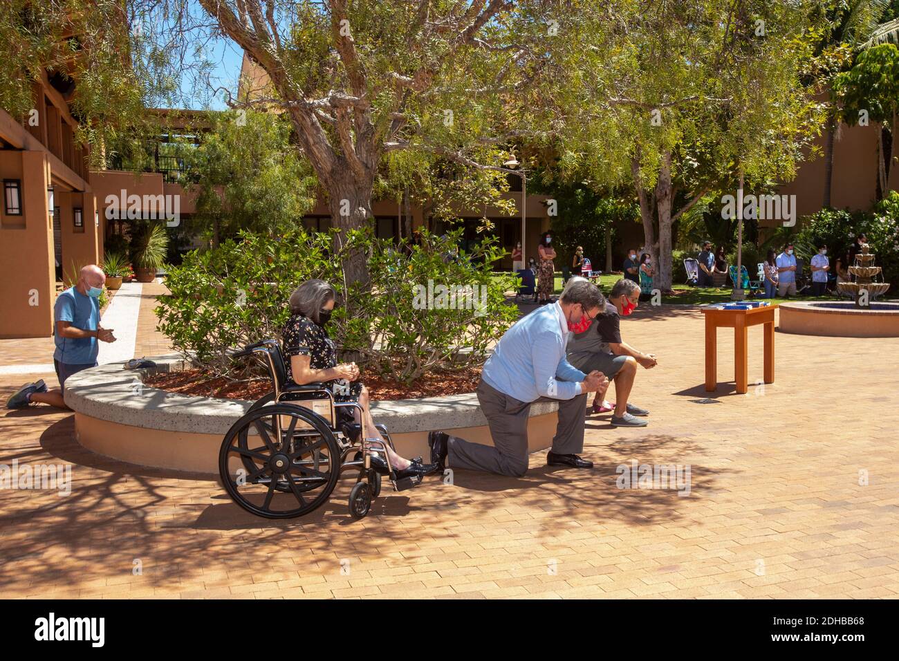 To genuflect hi-res stock photography and images - Alamy