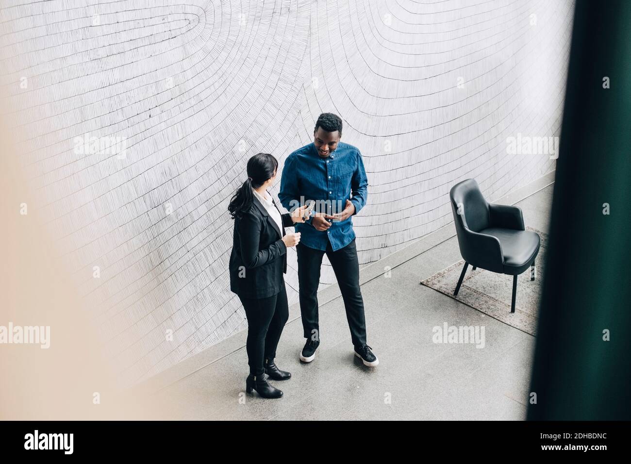 Business people standing wall hi-res stock photography and images - Alamy