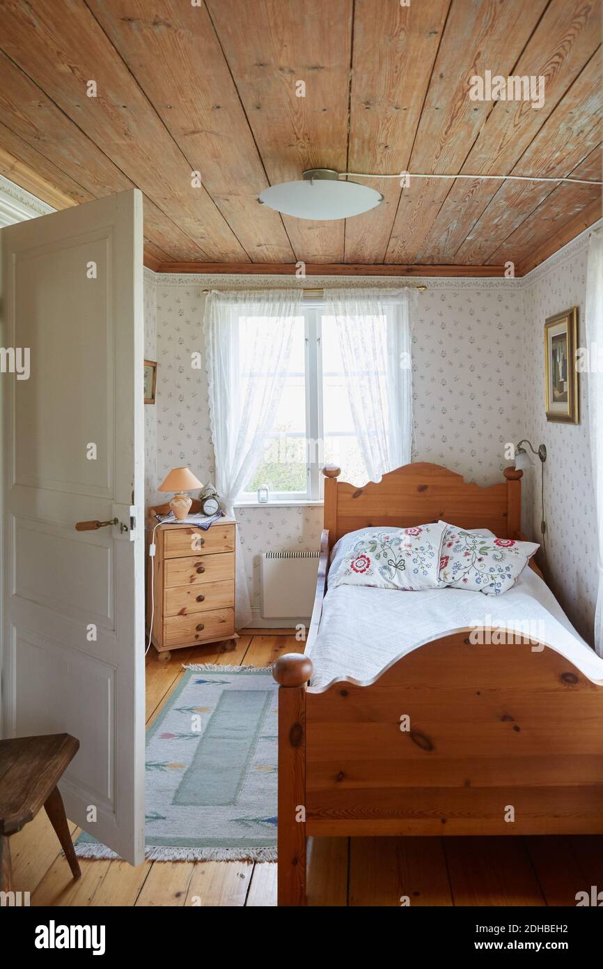 Empty bed in room at home Stock Photo - Alamy