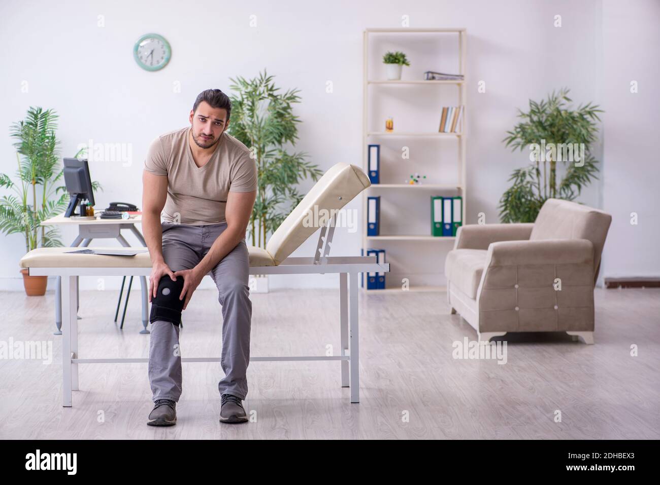 Young leg injured man in the hospital Stock Photo - Alamy