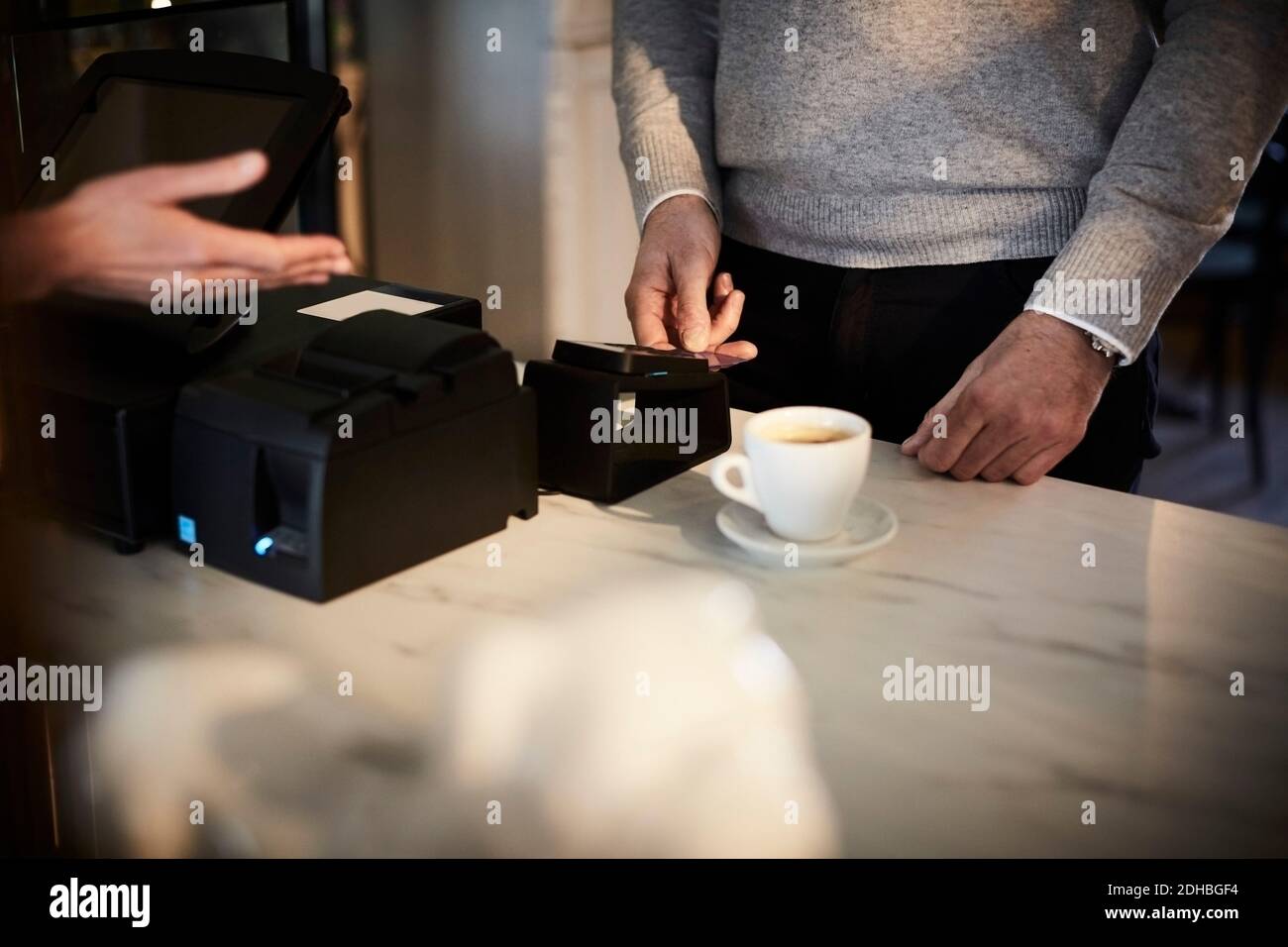 Paying cash shop counter hi-res stock photography and images - Alamy