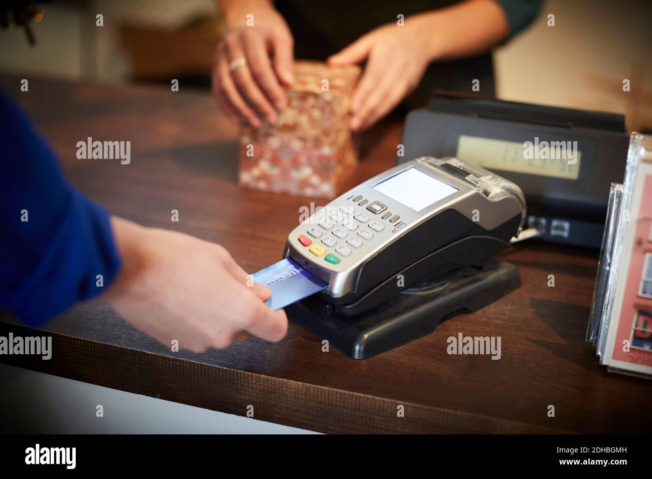 Paying receiving hi-res stock photography and images - Alamy